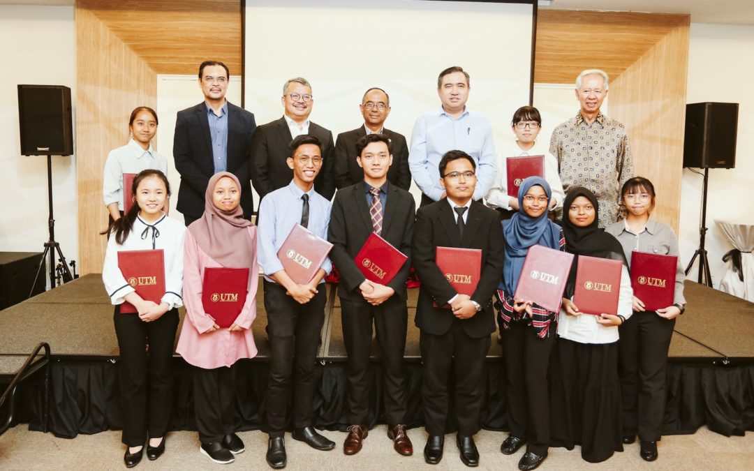 49 Pelajar Sarjana Muda UTM Menerima Biasiswa Endowmen UTM Sesi ...