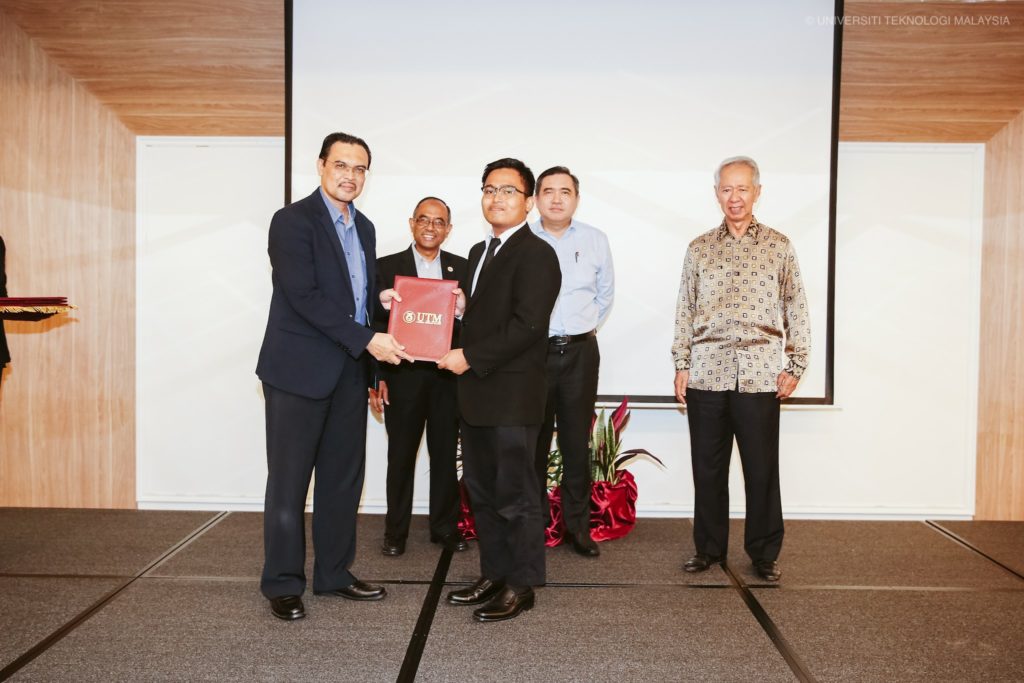 49 Pelajar Sarjana Muda UTM Menerima Biasiswa Endowmen UTM Sesi ...